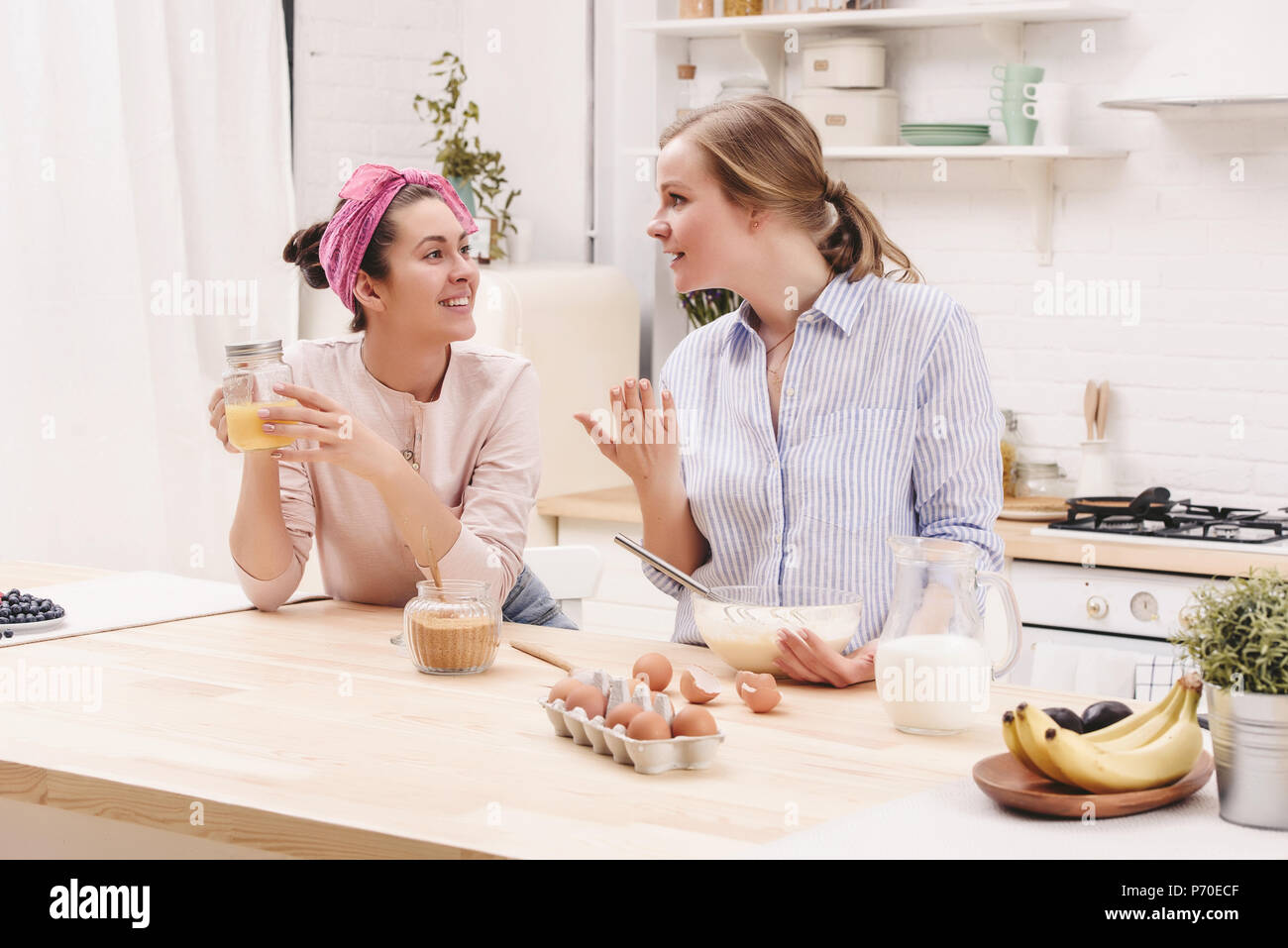 Two funny female chef hi-res stock photography and images - Alamy