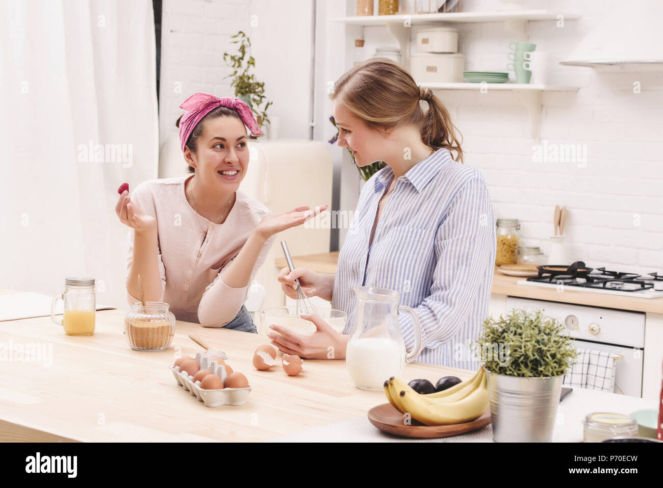 Two funny female chef hi-res stock photography and images - Alamy