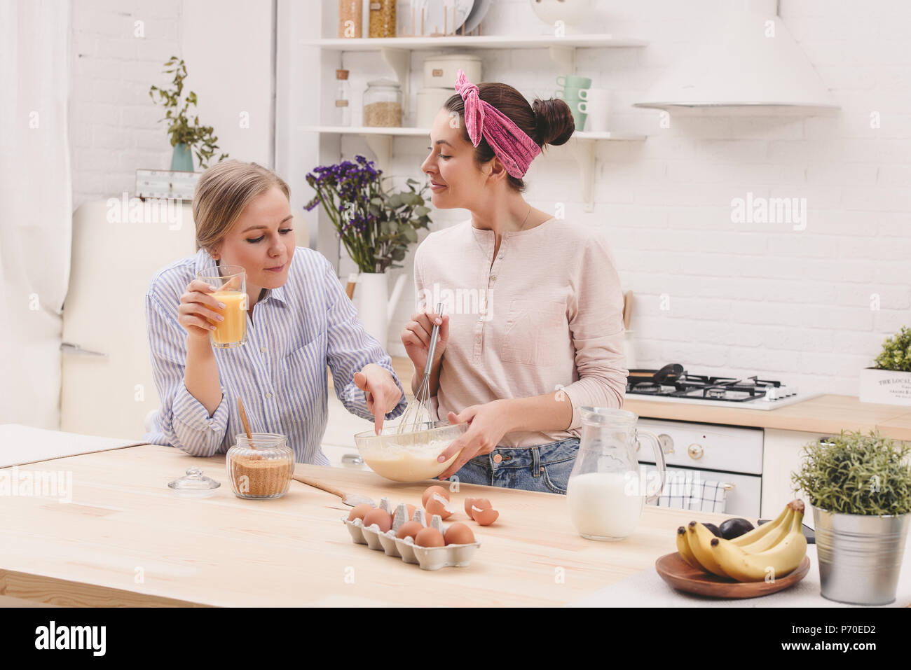 Two funny female chef hi-res stock photography and images - Alamy