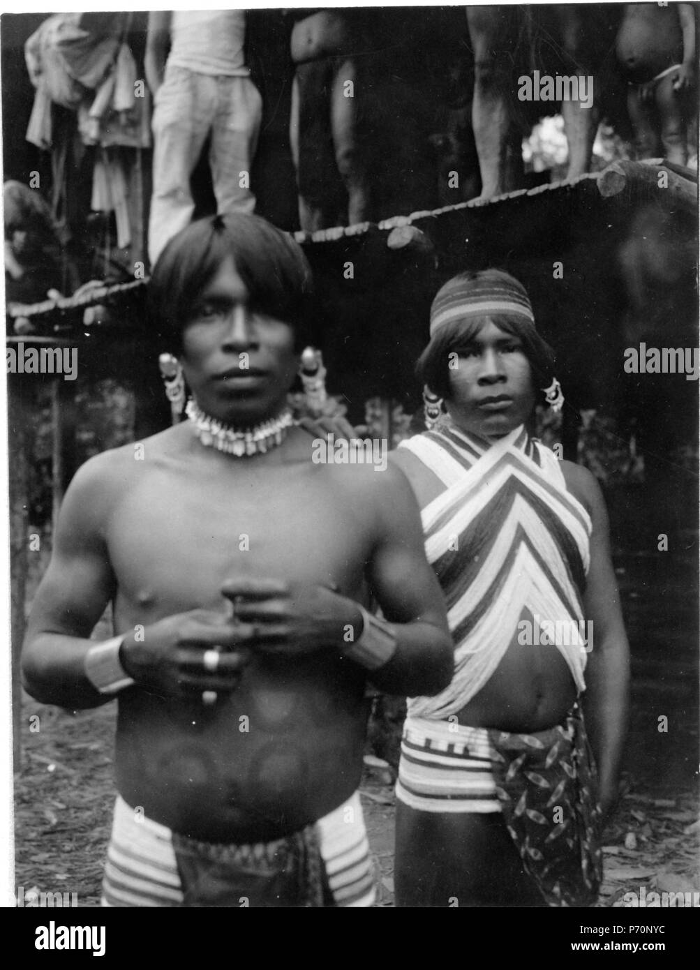 223 Två smyckade indianer. Rio Sambú, Darién, Panamá. Darién, Sambú ...