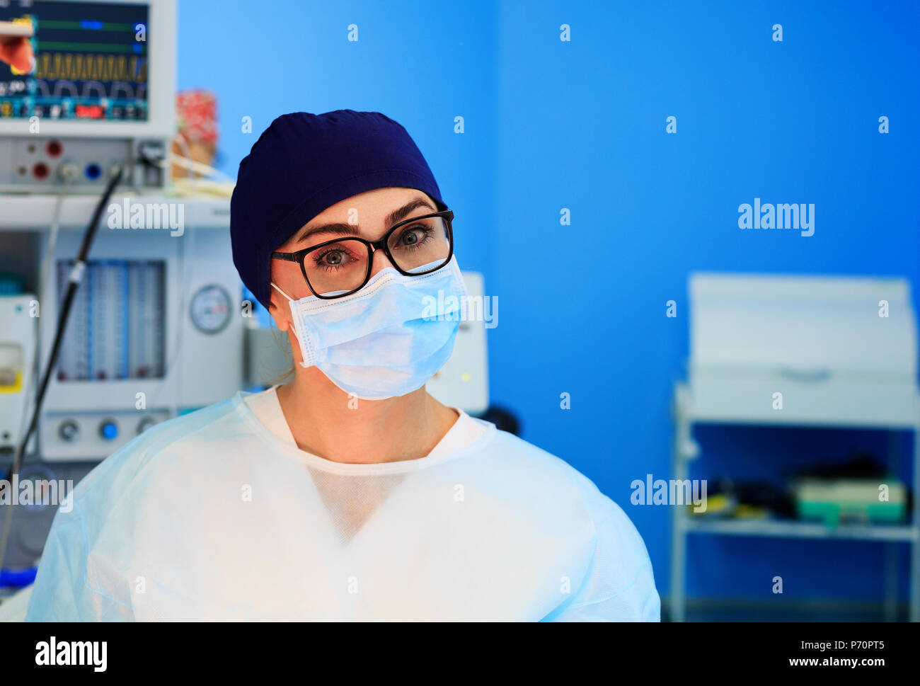 Female surgeon smiling in a mask on the background of medical eq Stock ...