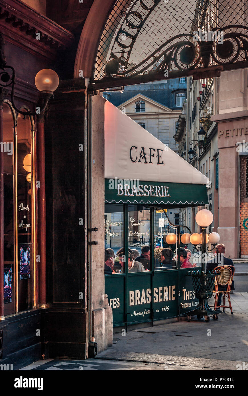 Parisian cafe patio hi-res stock photography and images - Alamy