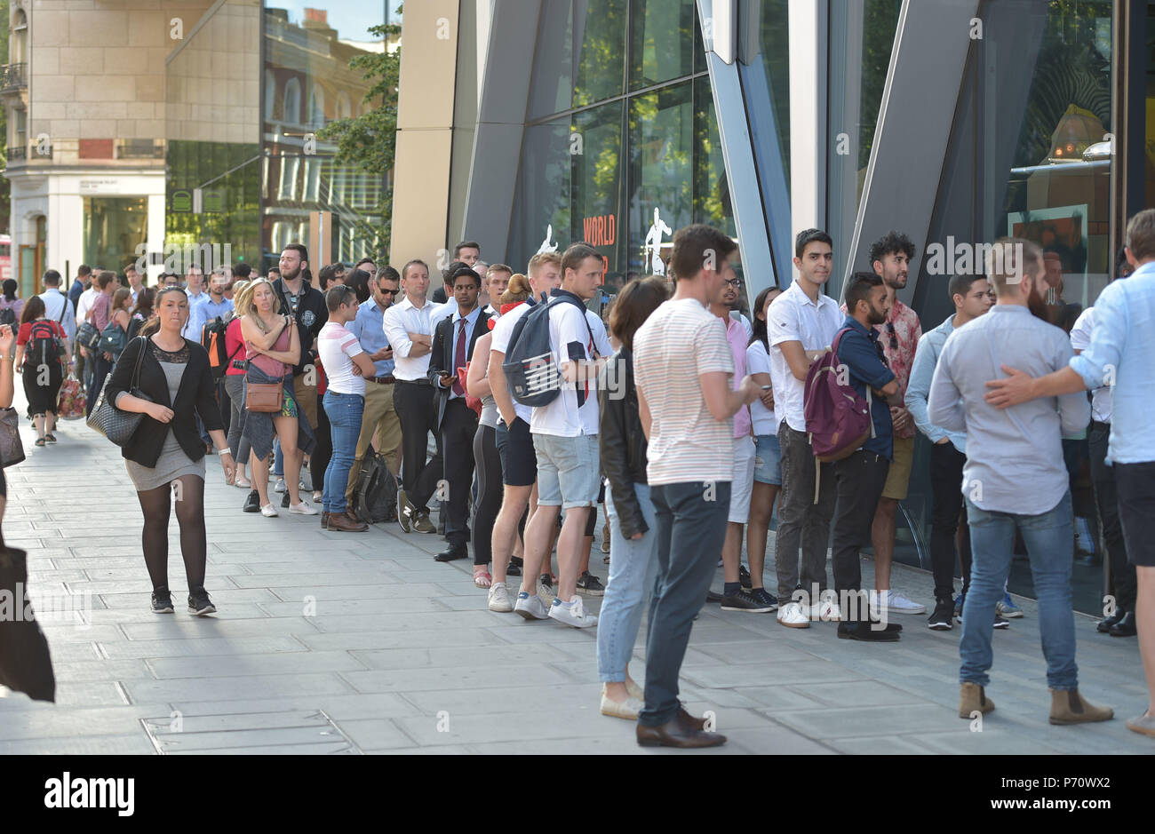 England fans queue up outside Greenwood's sports bar in Victoria ...