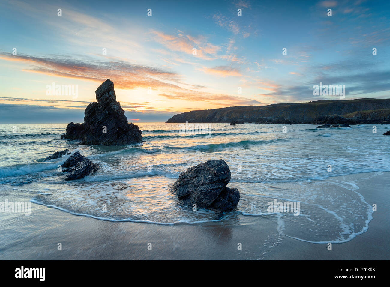 Beautiful sunrise over sea stacks at Sango Bay at Durness in Scotland ...