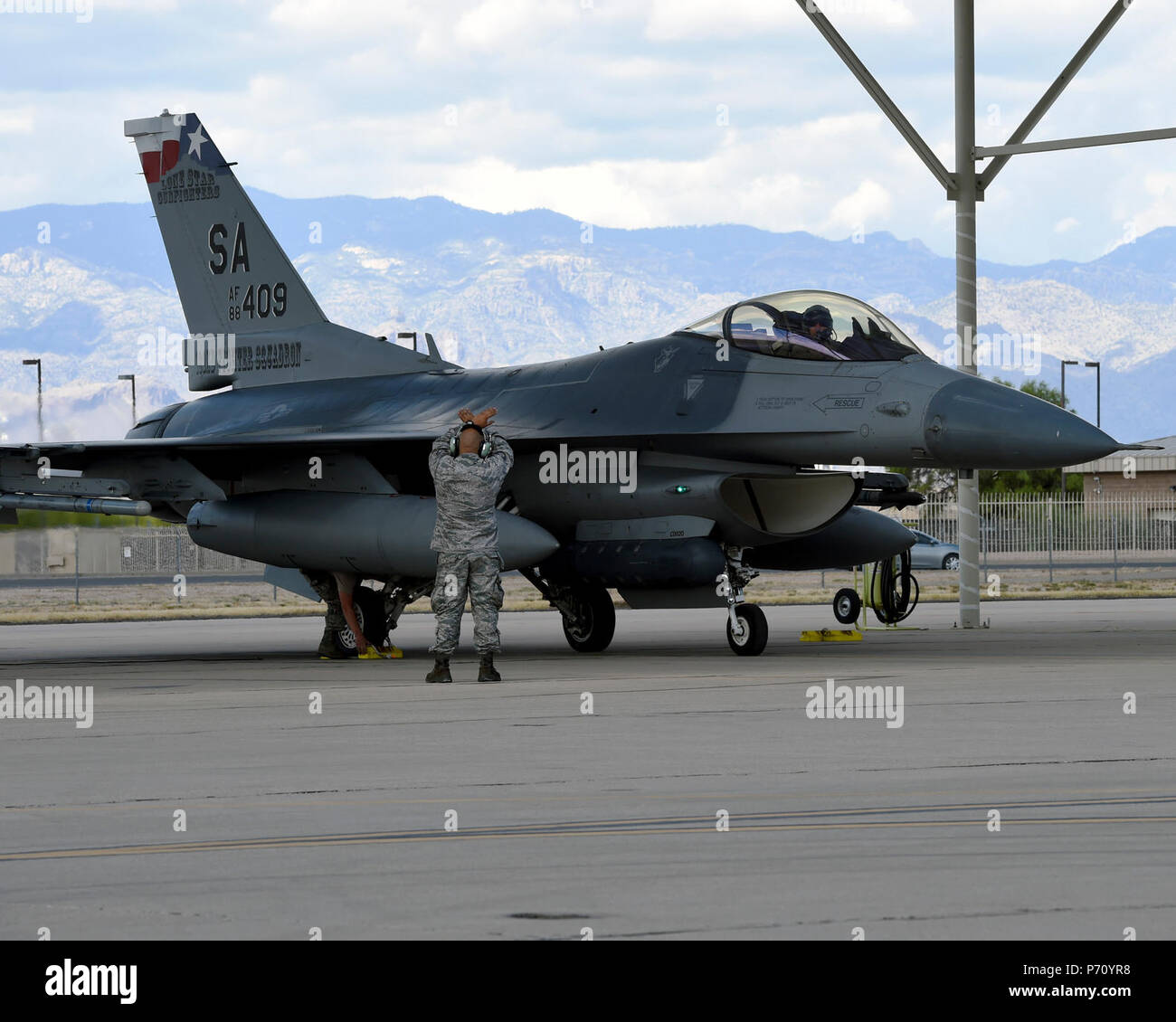 F 16 pilots hi-res stock photography and images - Alamy