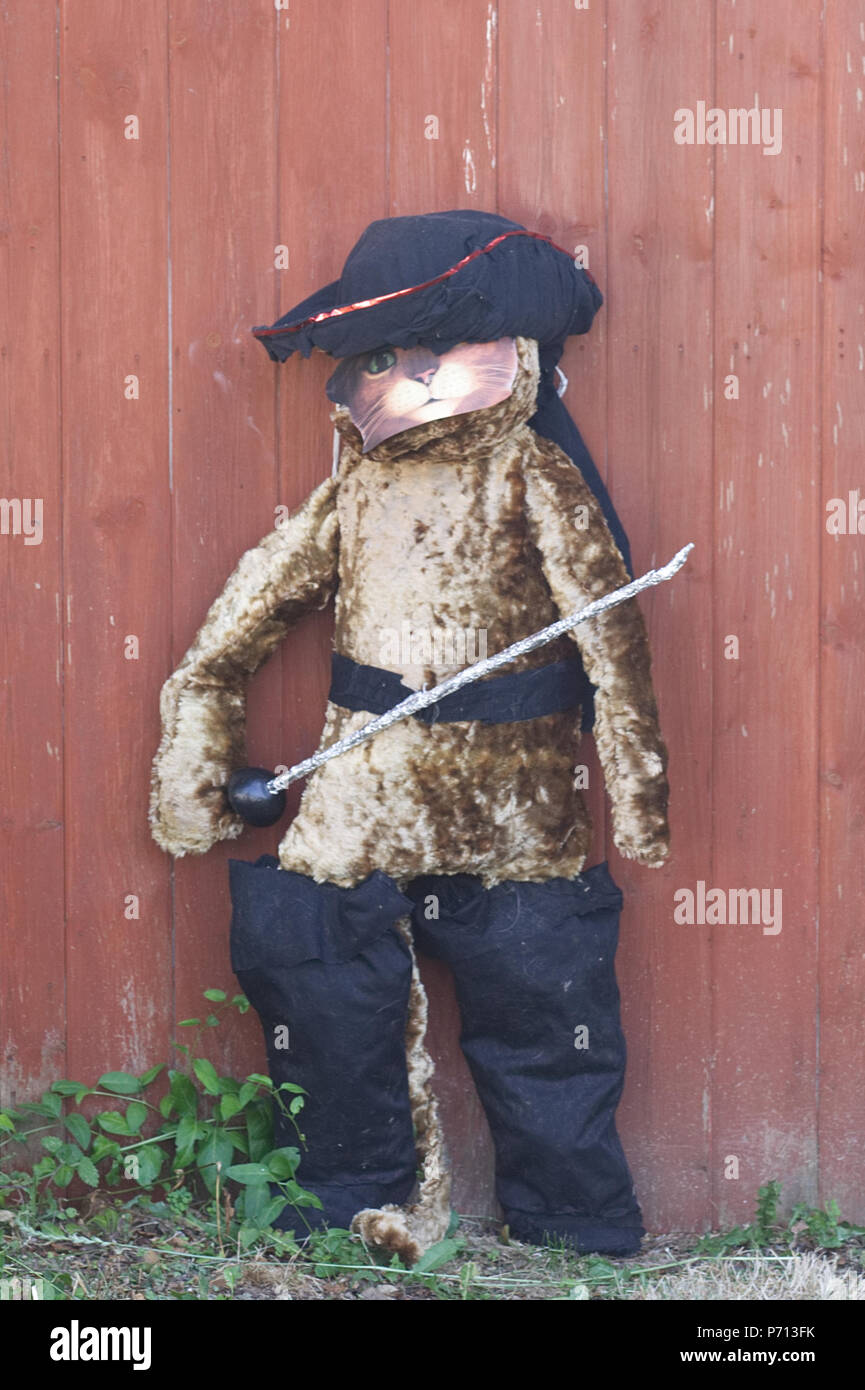 Puss in boots scarecrow hi-res stock photography and images - Alamy