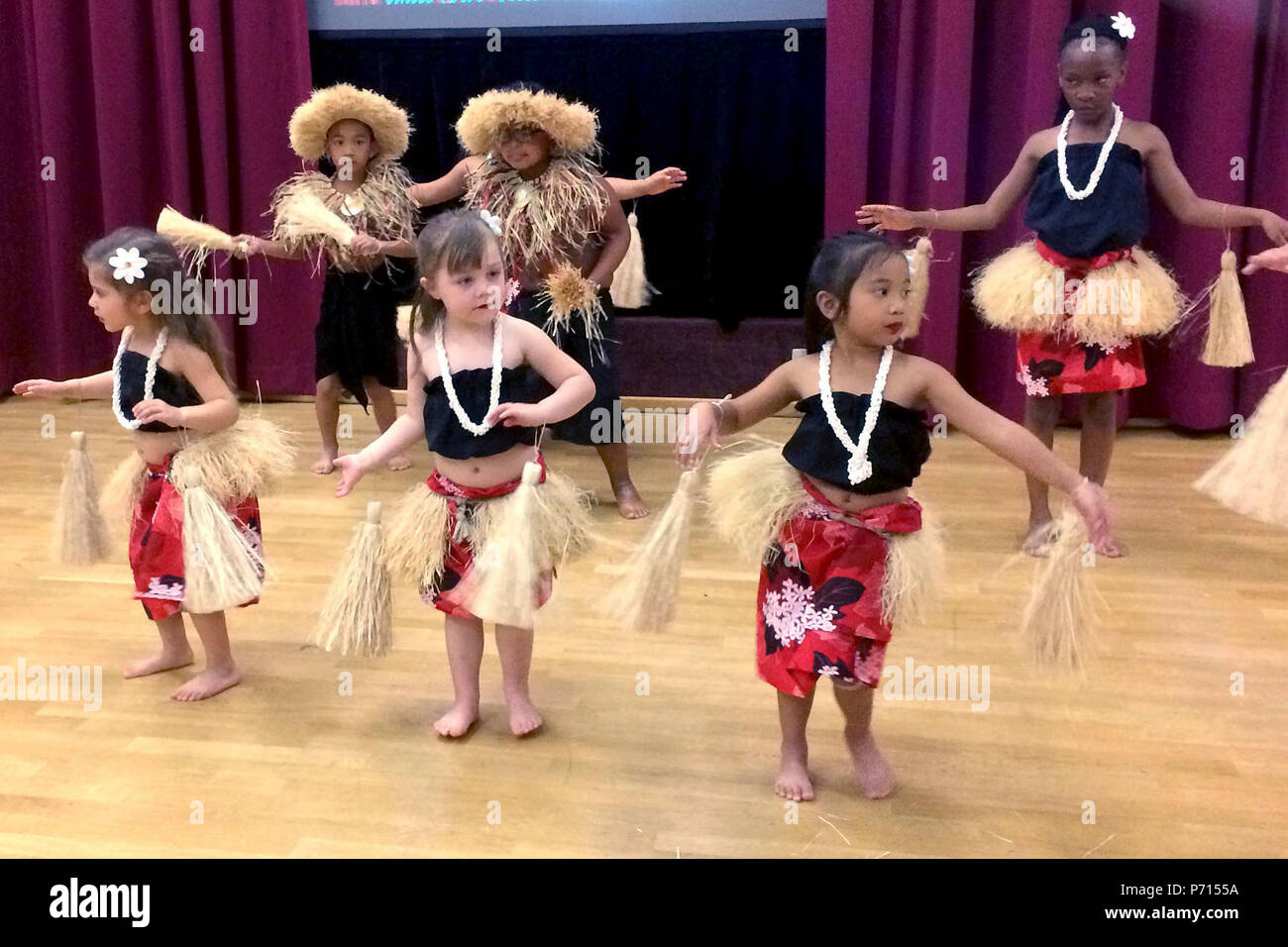 Dancers from Fellowship of the Islands entertain guests of the 7th ...