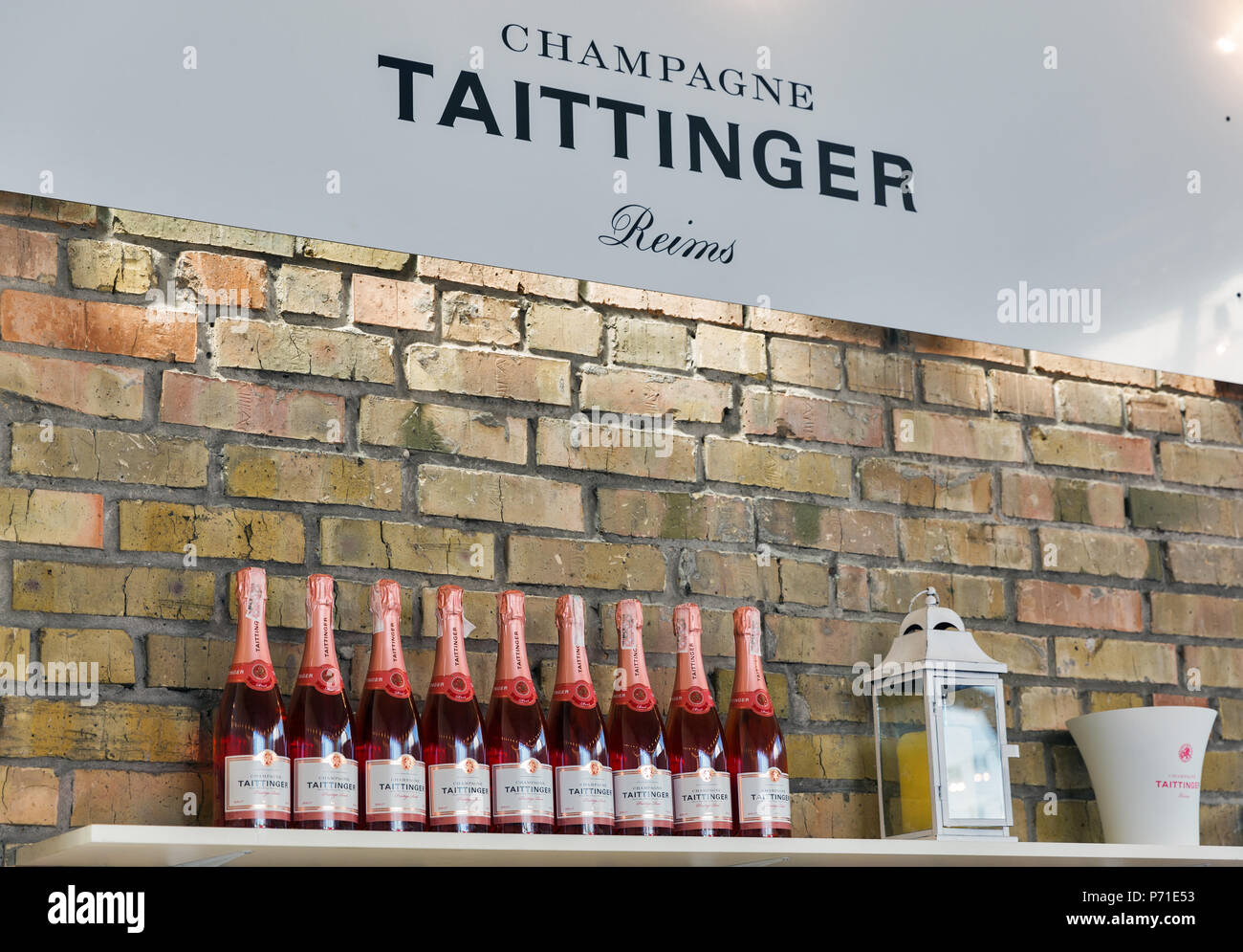 Taittinger champagne rosé hi-res stock photography and images - Alamy
