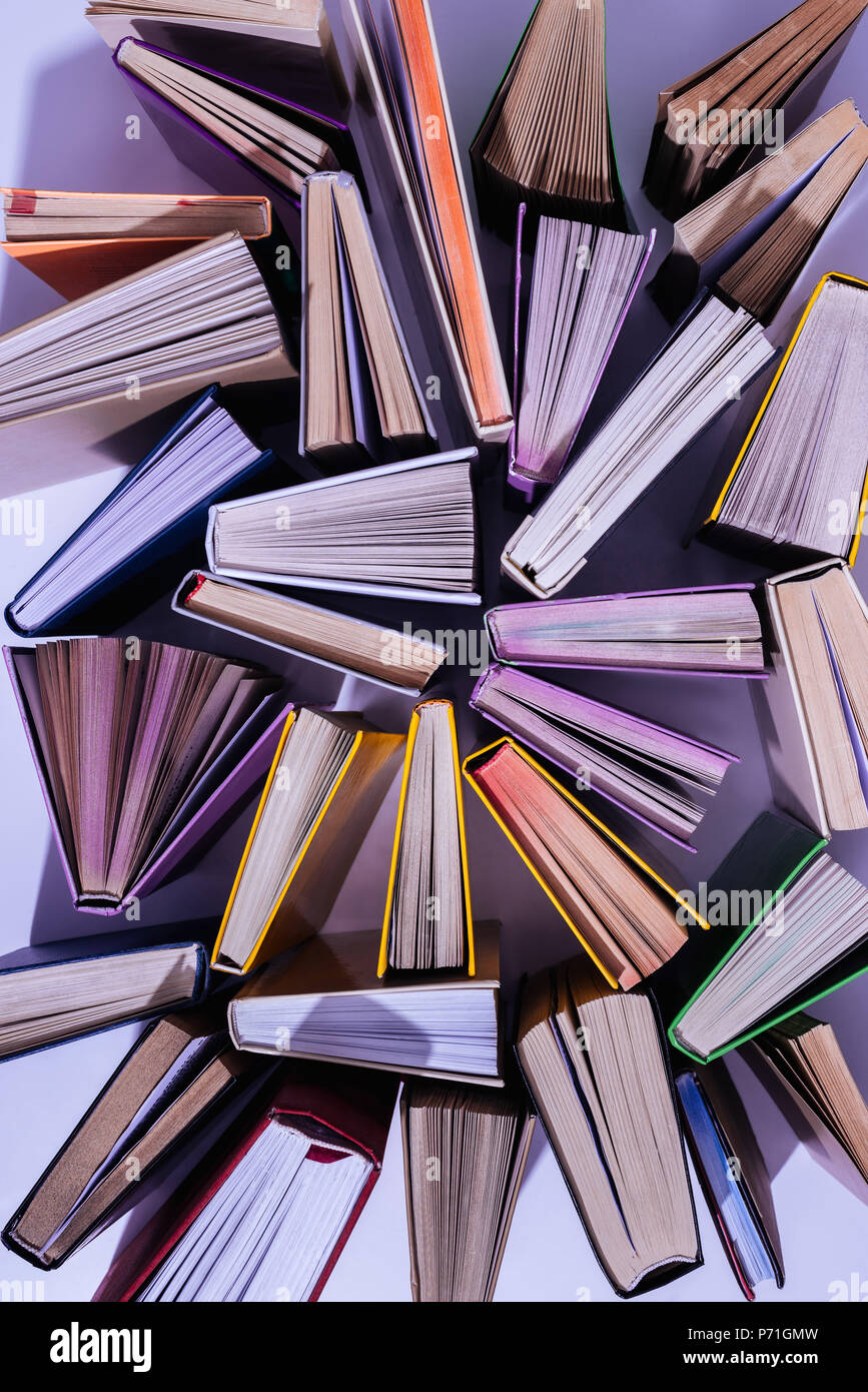 Scattered books hi-res stock photography and images - Alamy