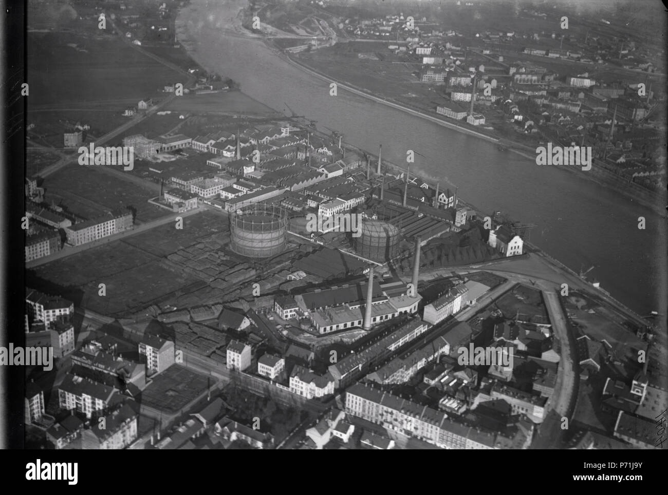 46 ETH-BIB-Basel-Gaswerk, Fabriken, Wiese-Mündung aus 200 m-Inlandflüge ...