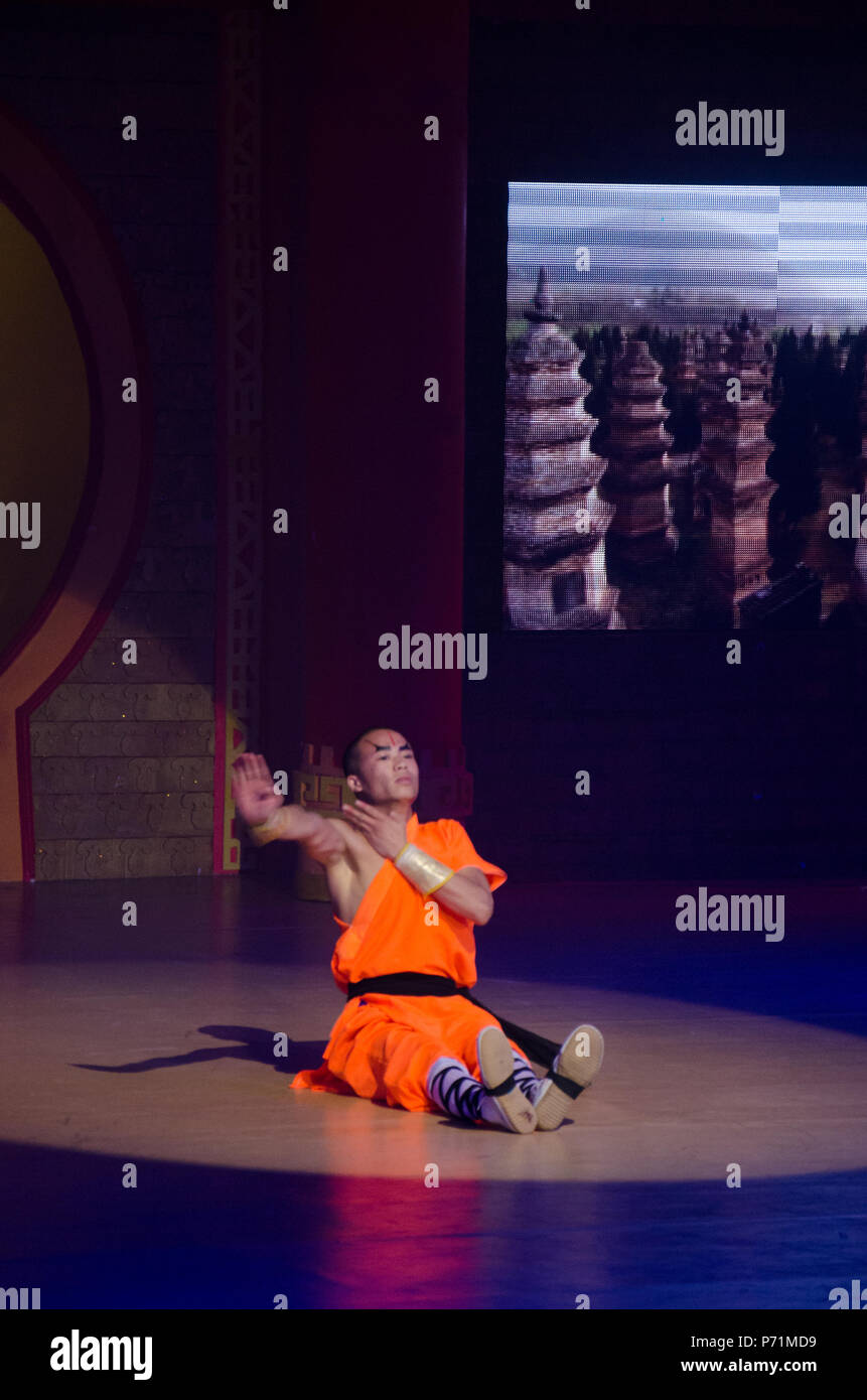 Shaolin monks fight hi-res stock photography and images - Alamy