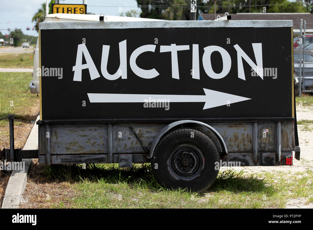 Auction sale signage hi-res stock photography and images - Alamy