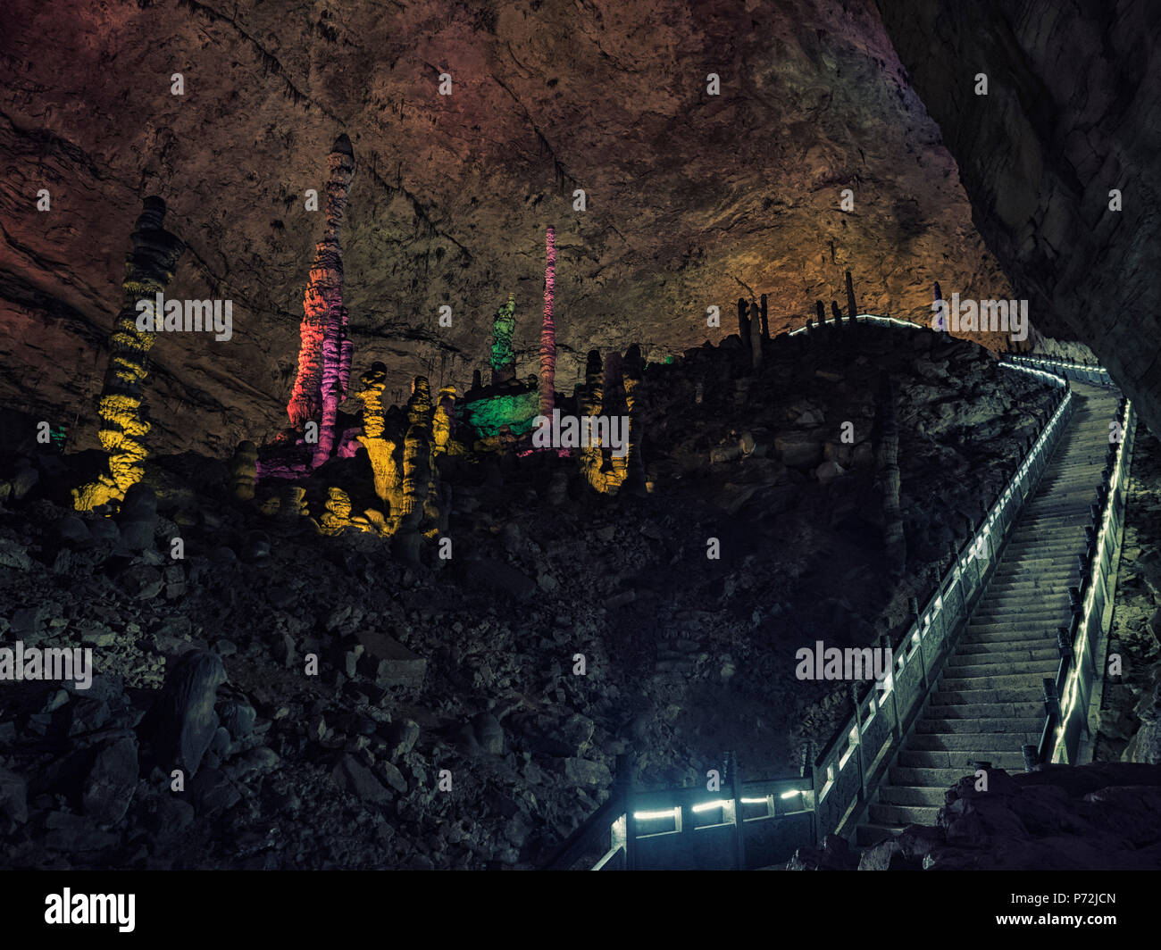 Yellow Dragon Cave: The wonder of the world's caves at Zhangjiajie ...