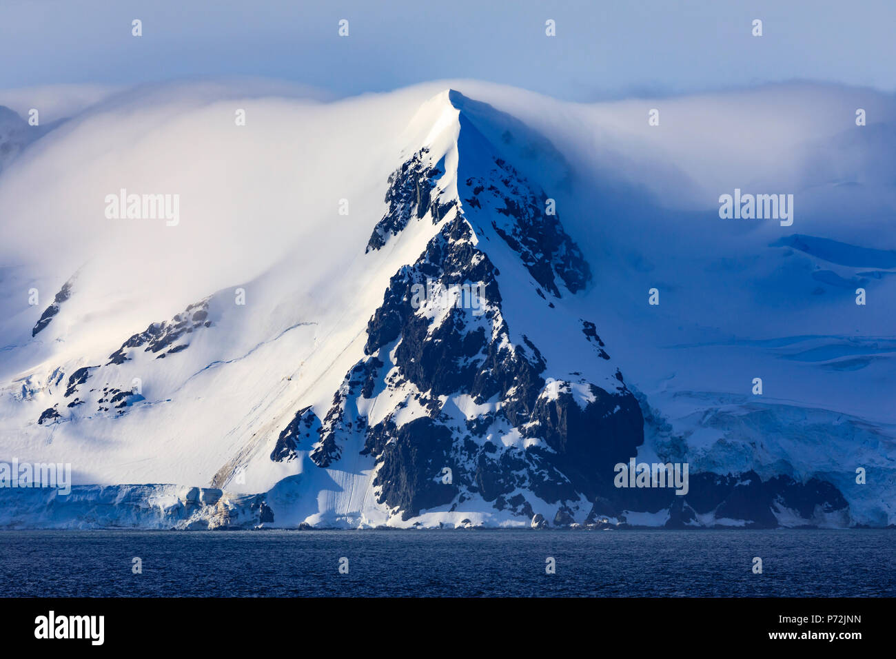 Low lying mist hi-res stock photography and images - Alamy