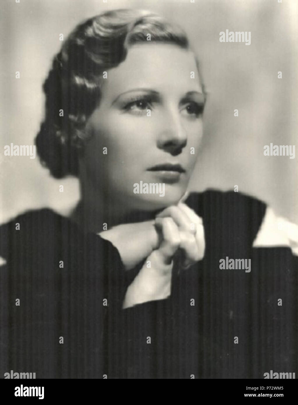 Binnie Barnes . 1935 11 Binnie Barnes Freulich Stock Photo - Alamy