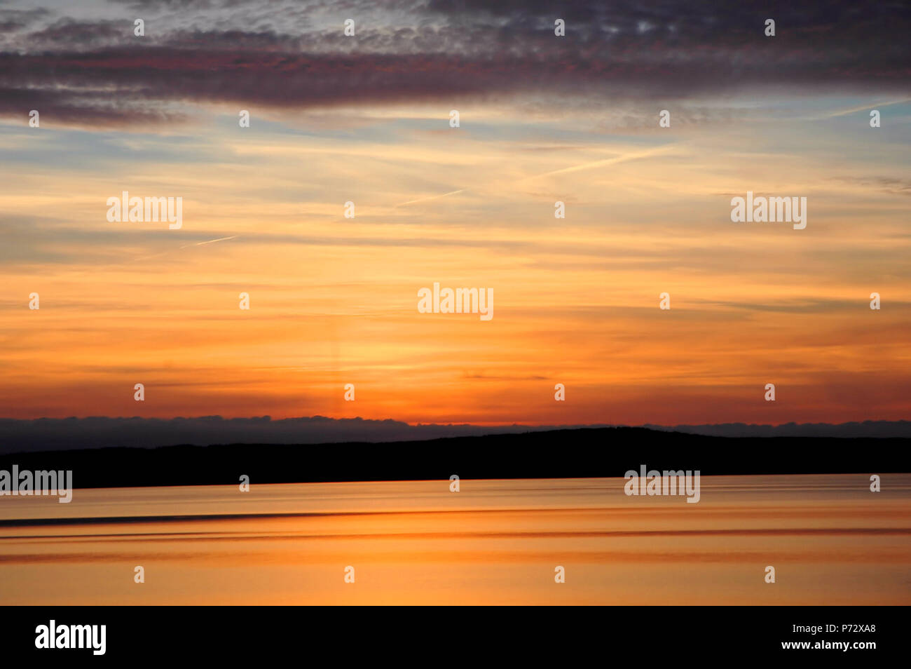 Pale purple sky and water hi-res stock photography and images - Alamy