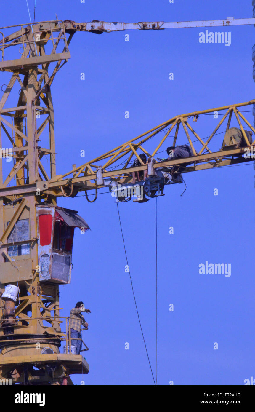 The tradesmen dismantling this tower crane did so without wearing any ...