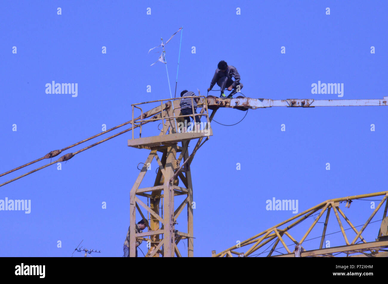 The tradesmen dismantling this tower crane did so without wearing any ...