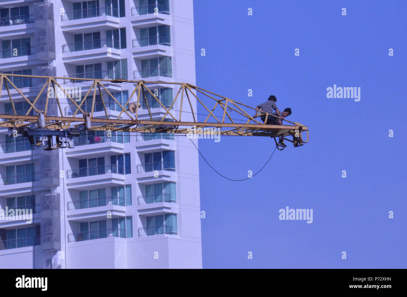 The tradesmen dismantling this tower crane did so without wearing any ...