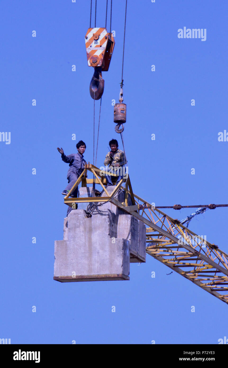 The tradesmen dismantling this tower crane did so without wearing any ...