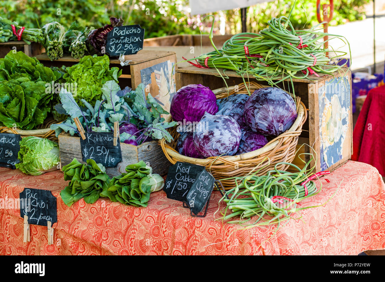 Display of fresh vegetables at the farmers market Stock Photo - Alamy
