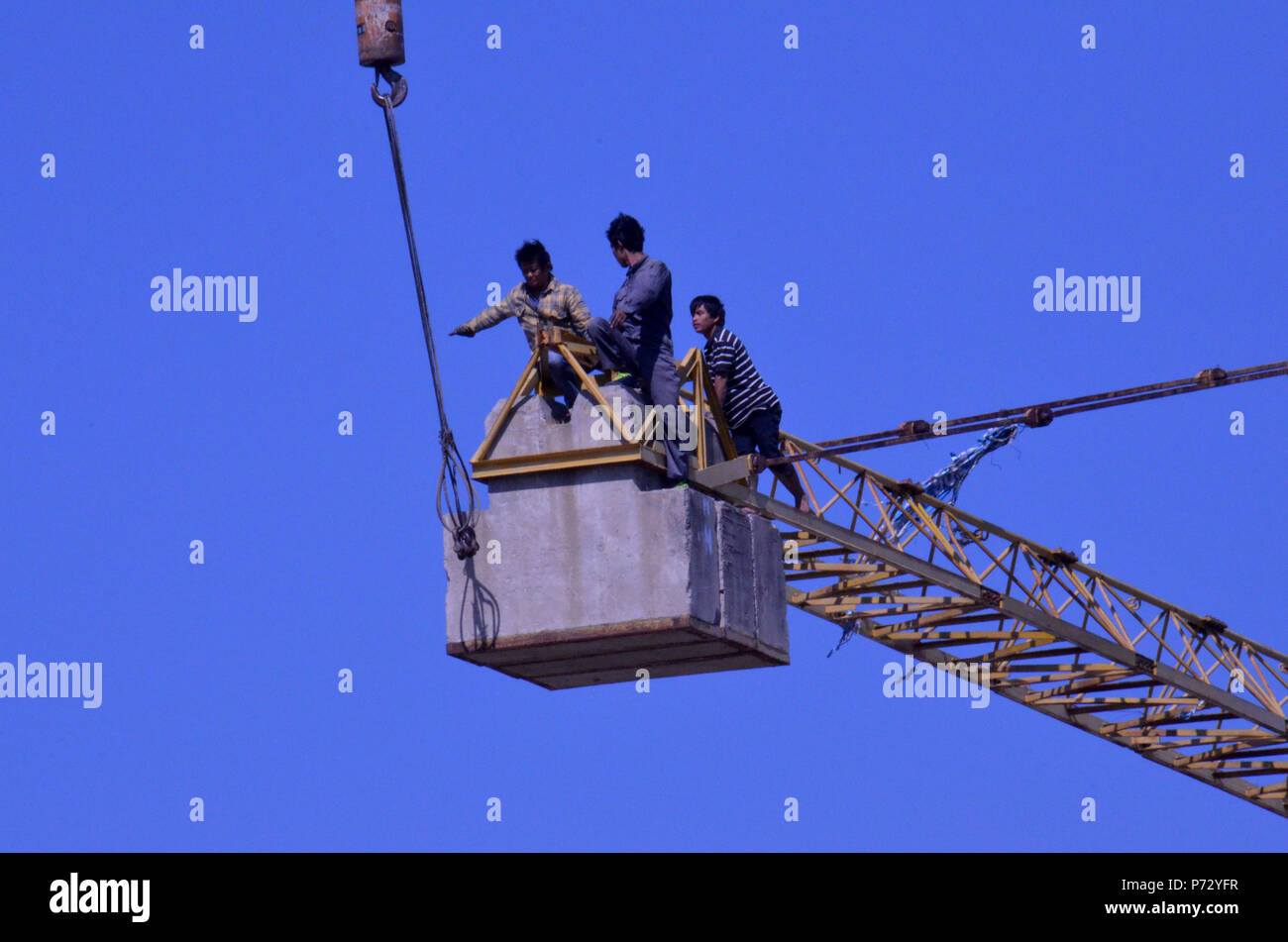 The tradesmen dismantling this tower crane did so without wearing any ...