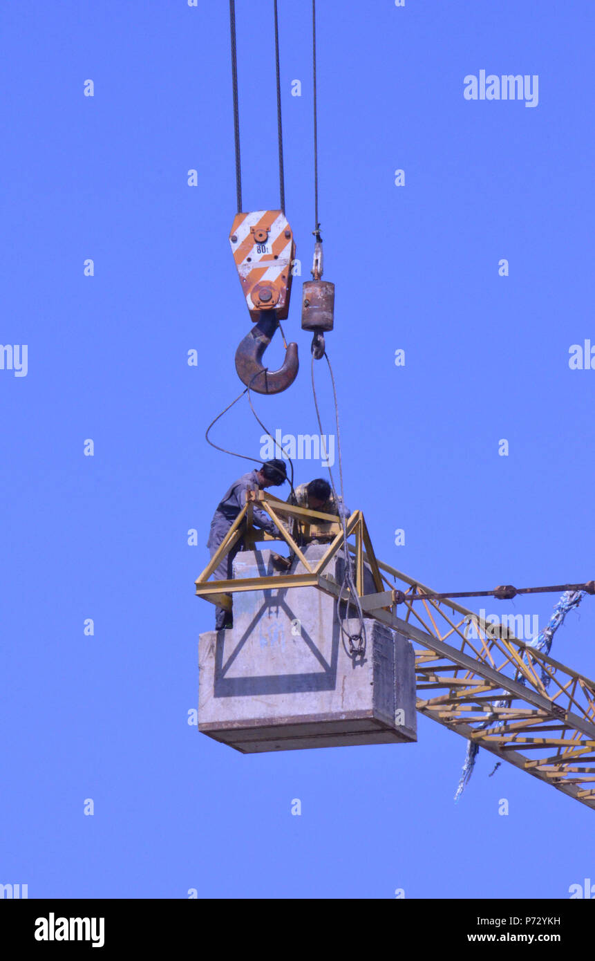 The tradesmen dismantling this tower crane did so without wearing any ...