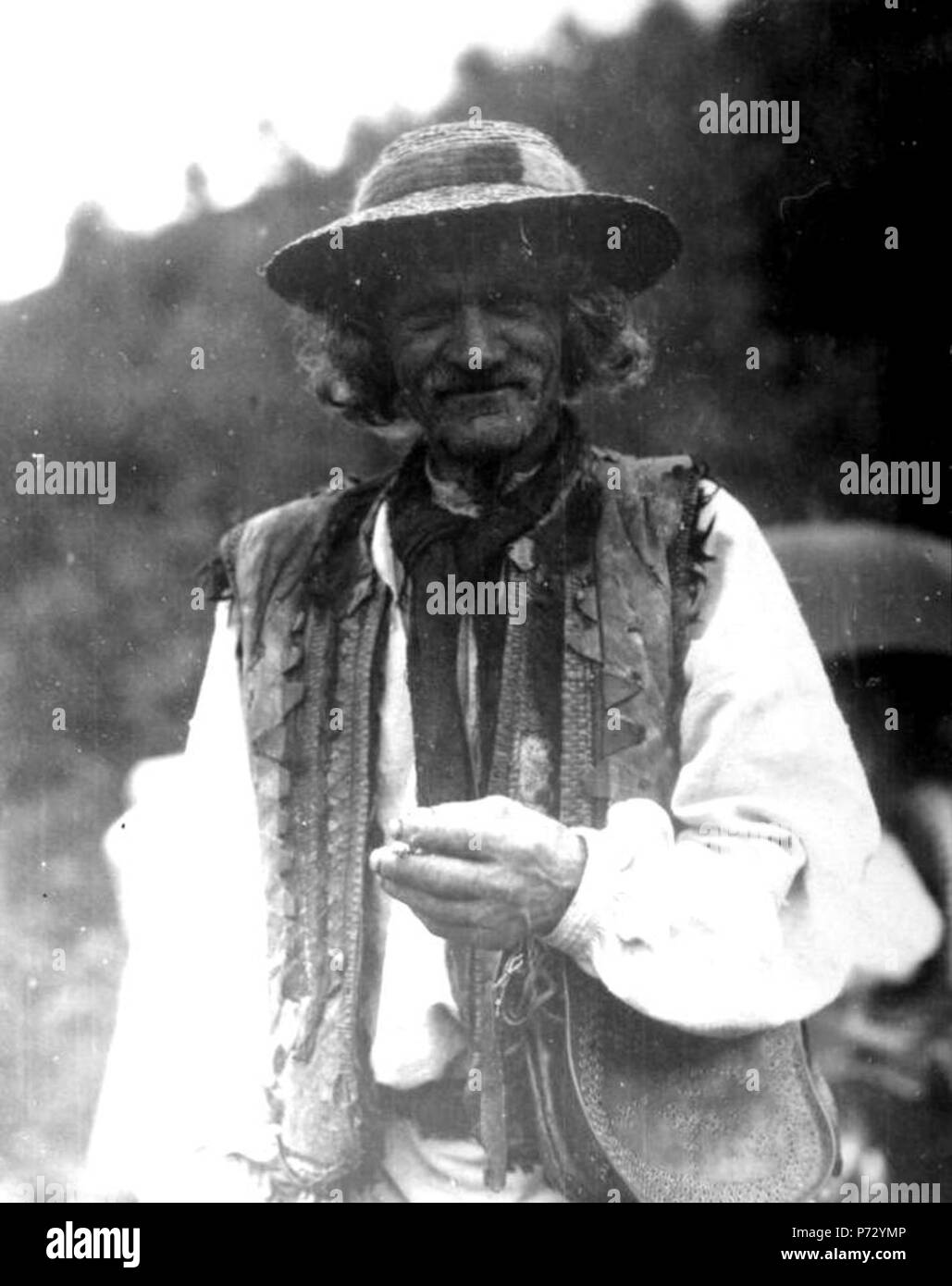 English: Ukrainian Hutsuls in traditional dress. Old prewar photograph ...