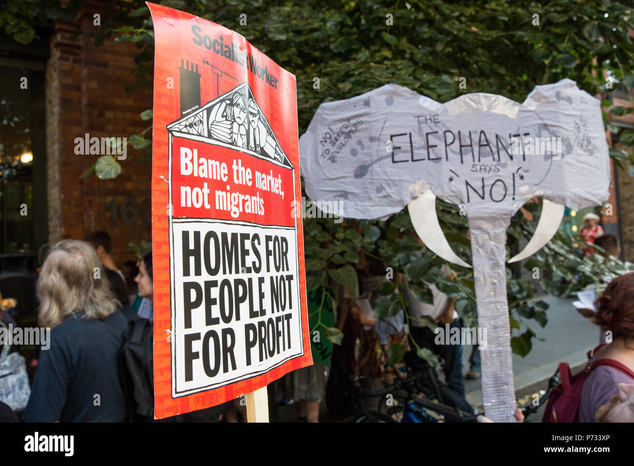 People outside demolition protest hi-res stock photography and images ...