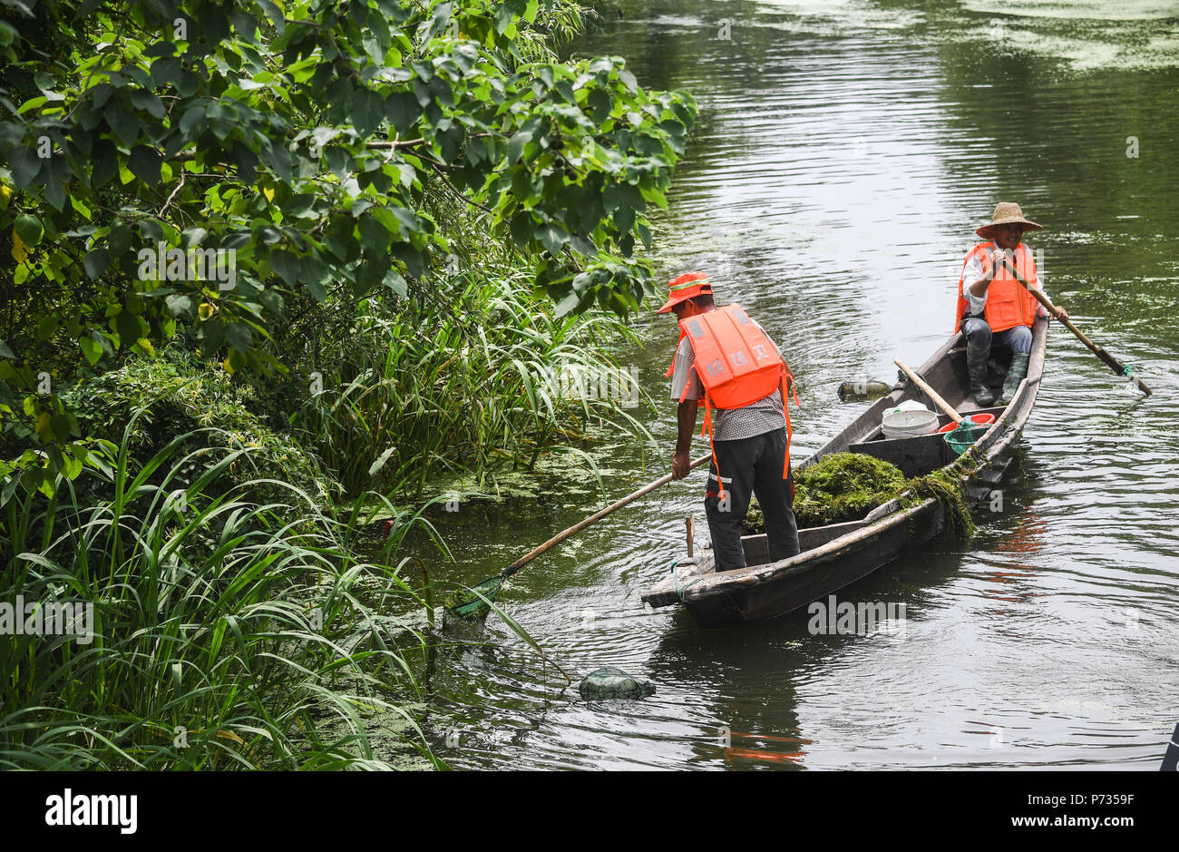 River cleaning hi-res stock photography and images - Alamy