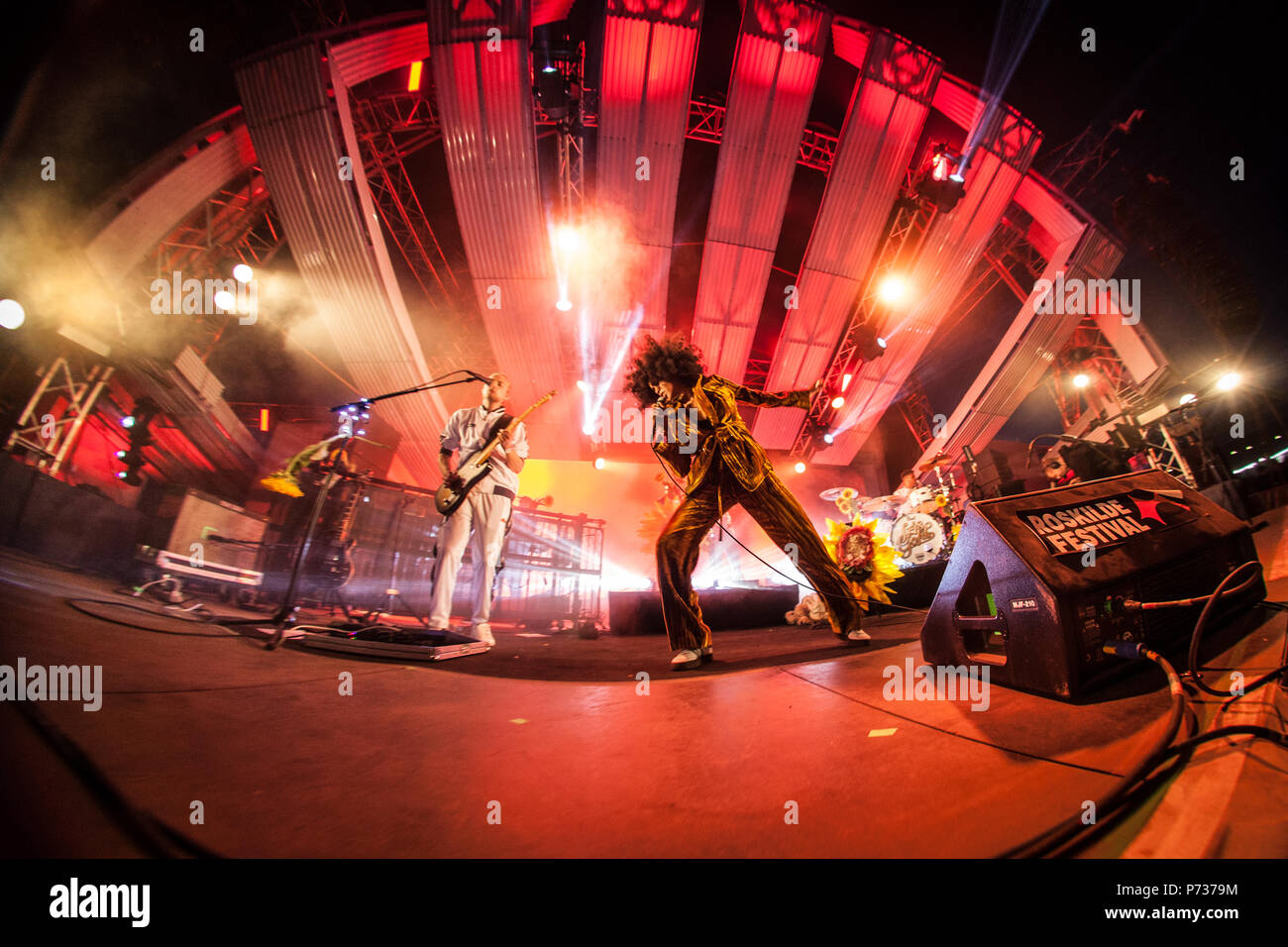 Iris gold singer hi-res stock photography and images - Alamy