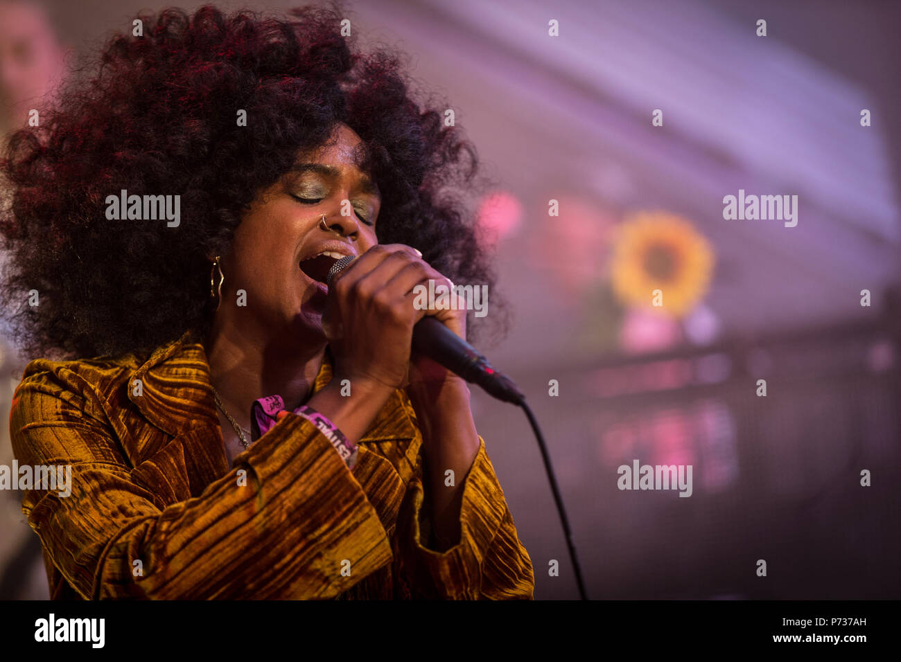 Iris gold singer hi-res stock photography and images - Alamy