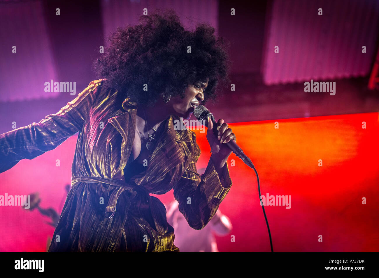 Iris gold singer hi-res stock photography and images - Alamy