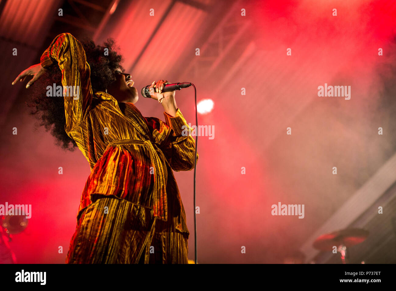 Iris gold singer singer hi-res stock photography and images - Alamy