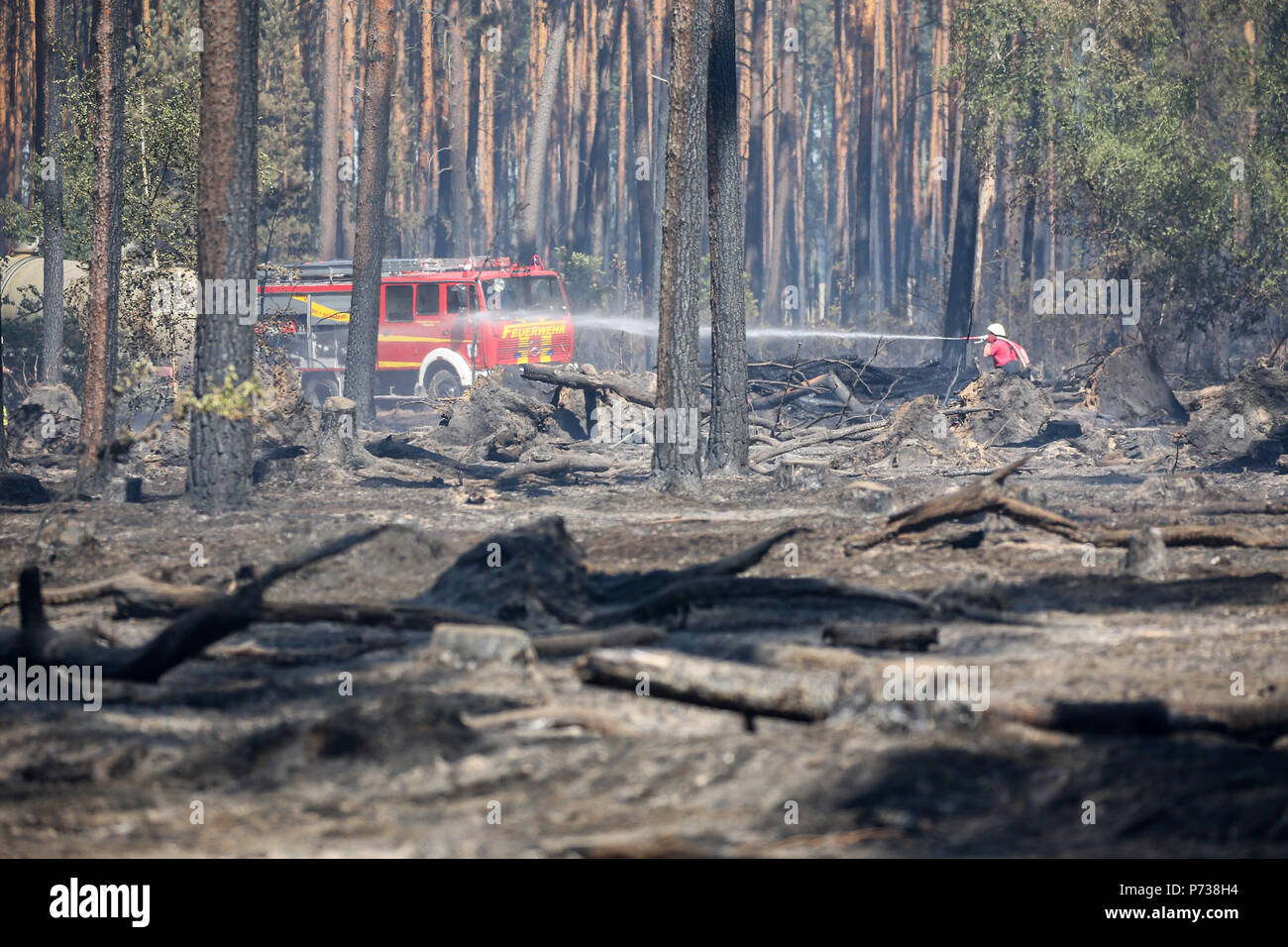 Serno, Germany. 04th July, 2018. Fire fighters work to extinguish a ...