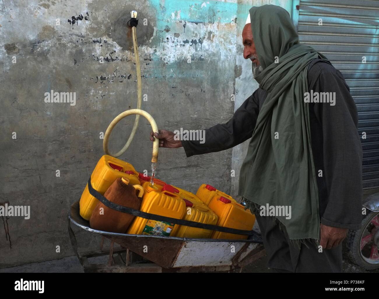 Kandahar, Afghanistan. 3rd July, 2018. An Afghan man gets water from a ...