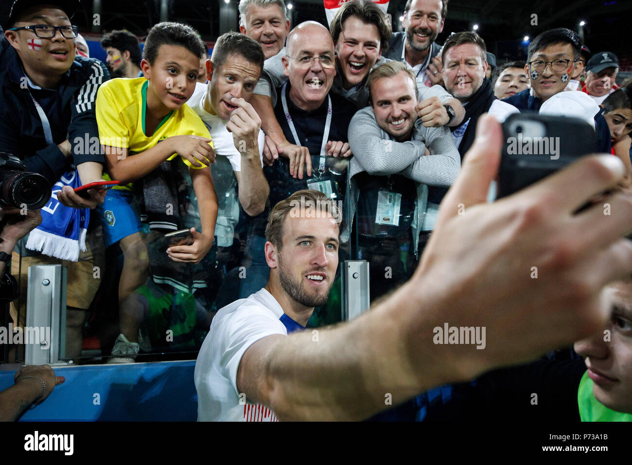 Harry Kane of England takes a selfie with his Dad, Patrick Kane, and ...