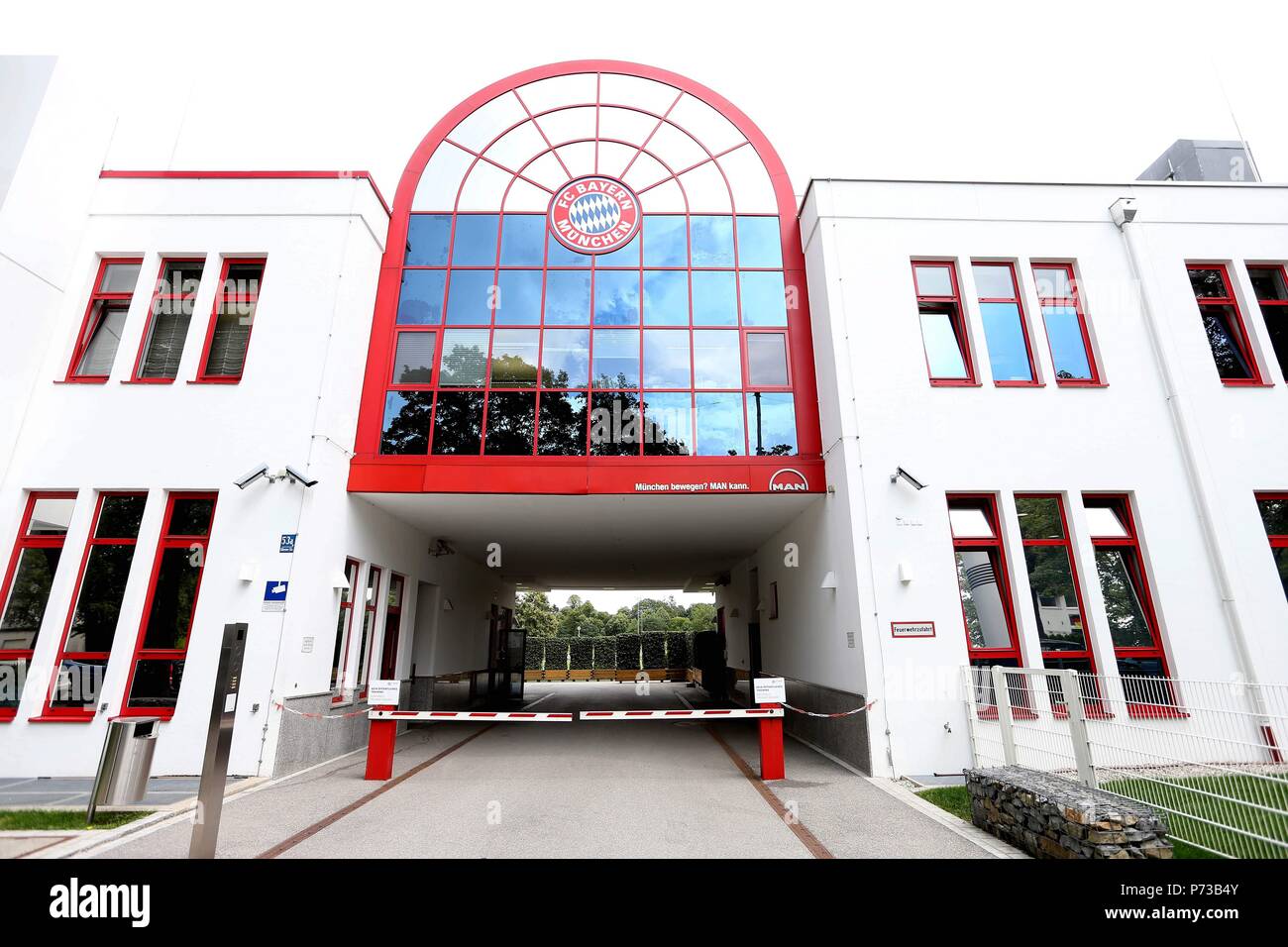 Training kick off fc bayern munich training hi-res stock photography ...
