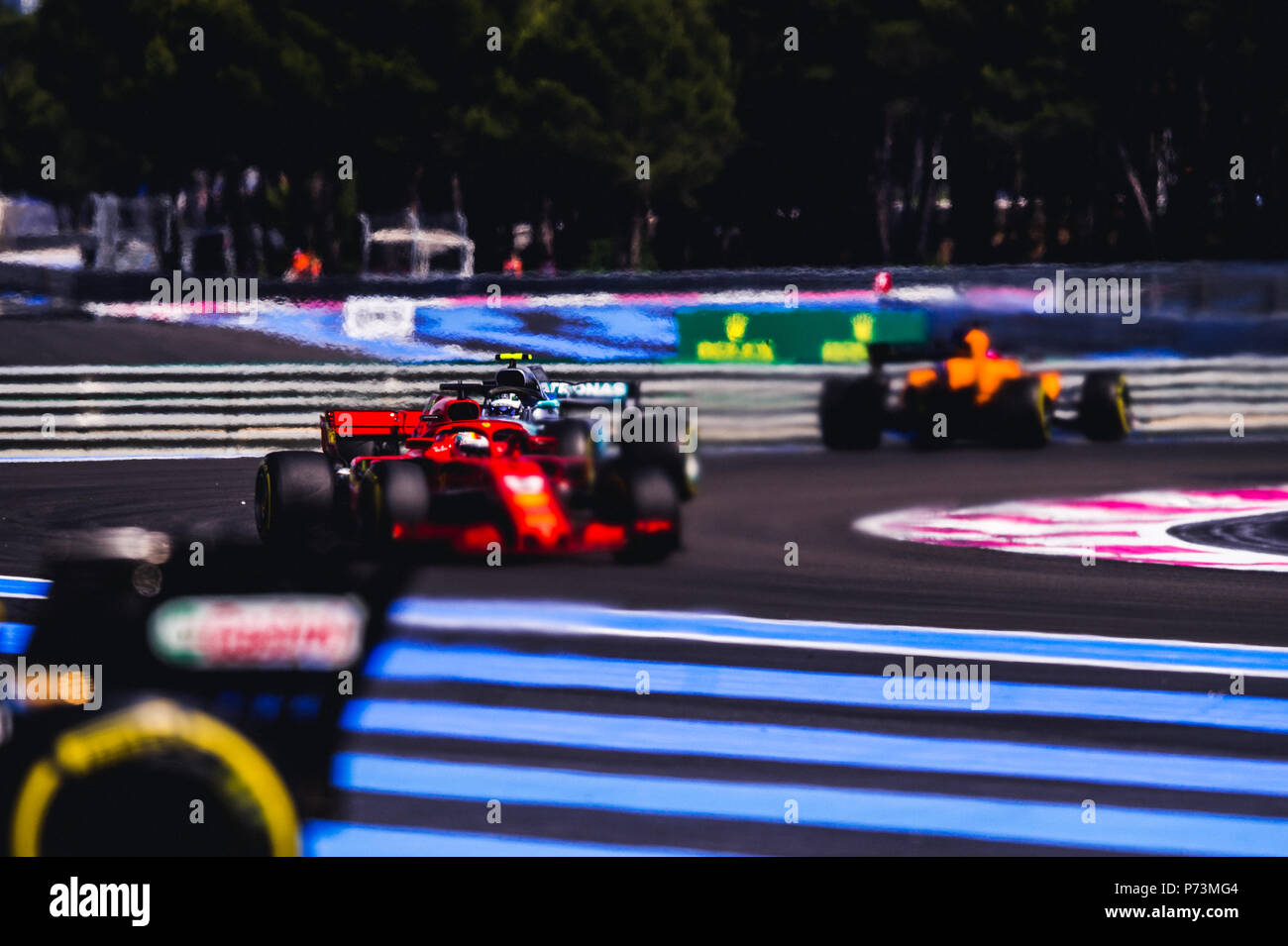 F1 cars battle hi-res stock photography and images - Alamy