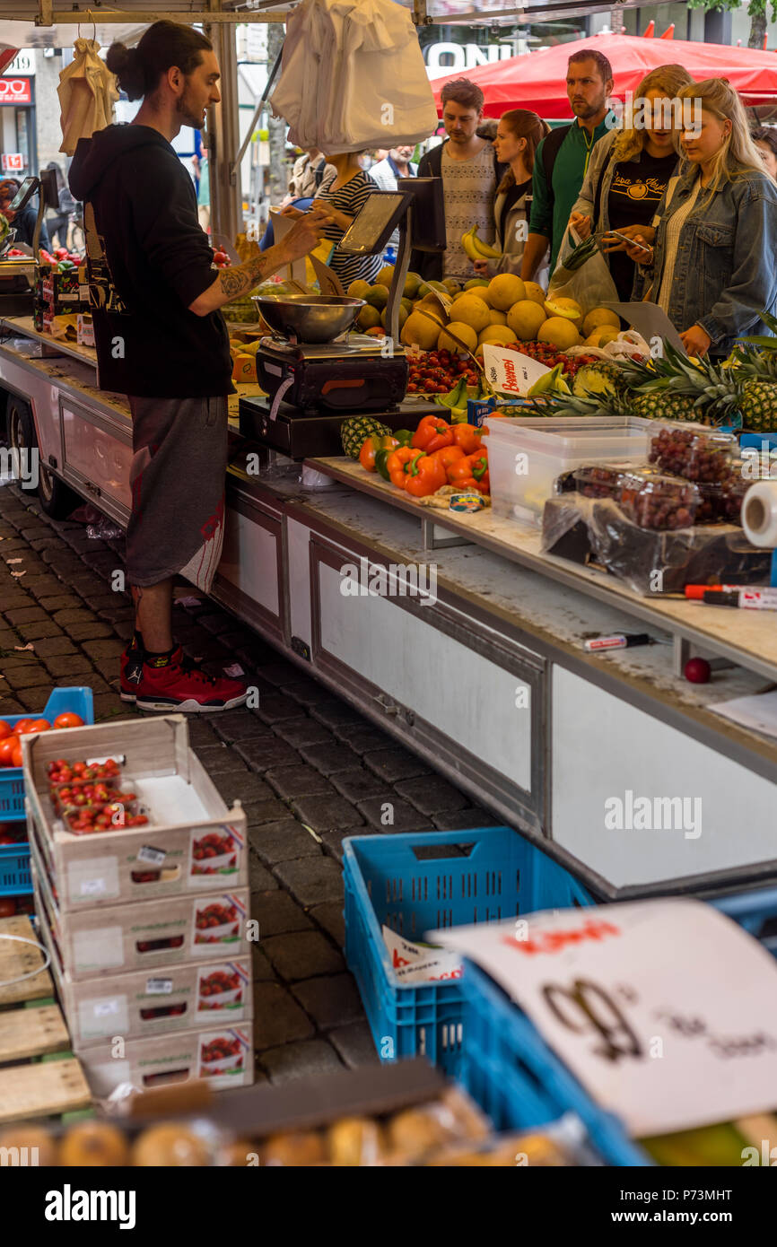 Customers pay their purchases at the market stall, Groningen 2018 Stock ...