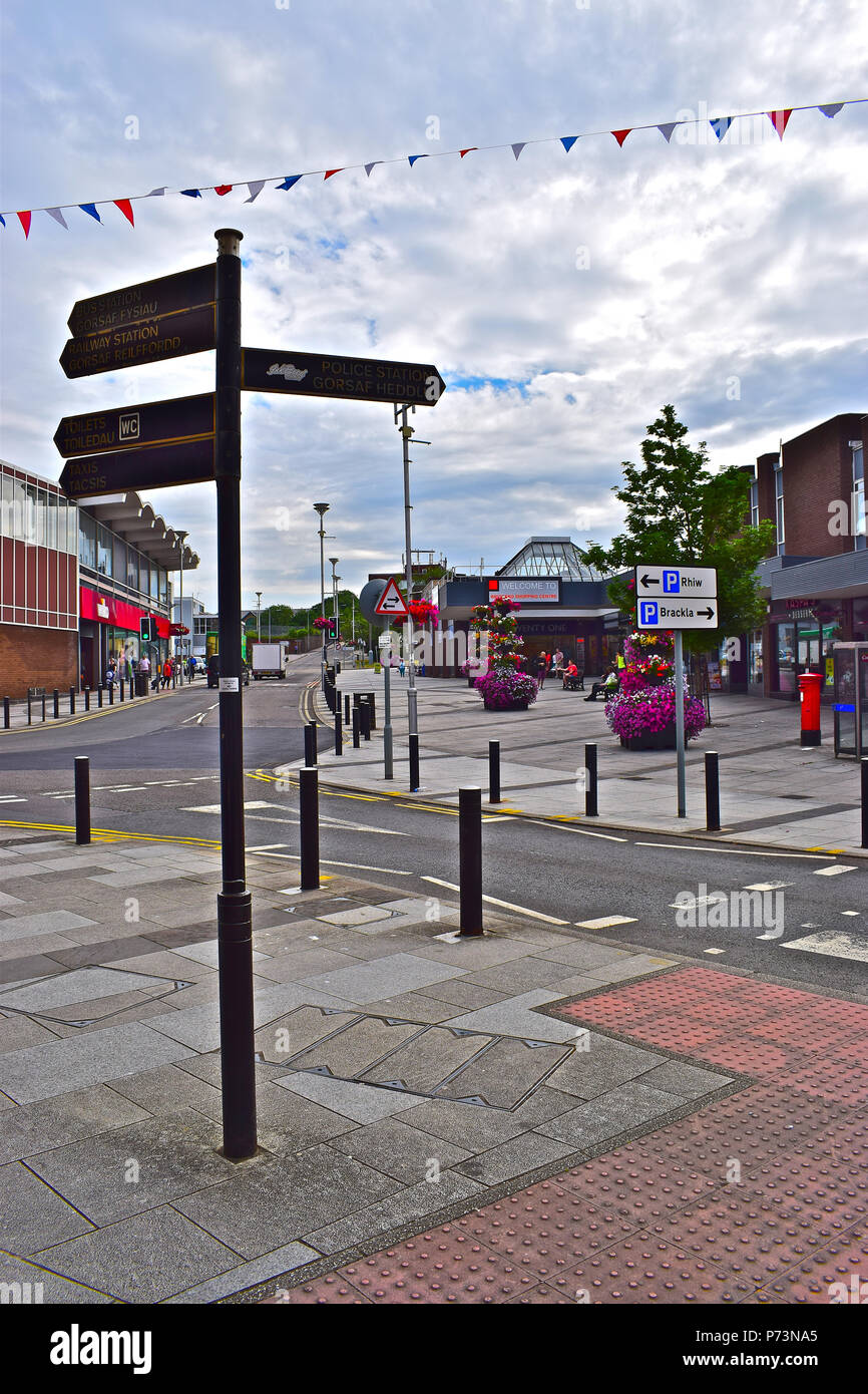 Bridgend shopping hi-res stock photography and images - Alamy