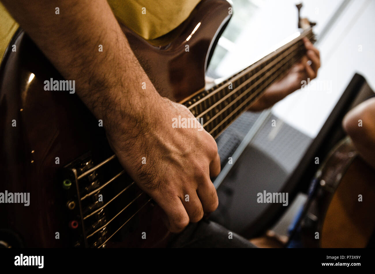 Closed shot where you can see the artist's hands and guitar Stock Photo ...