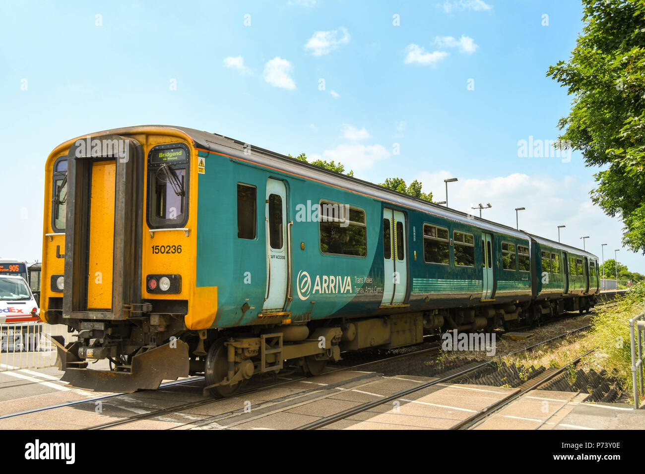Train approaching platform hi-res stock photography and images - Alamy