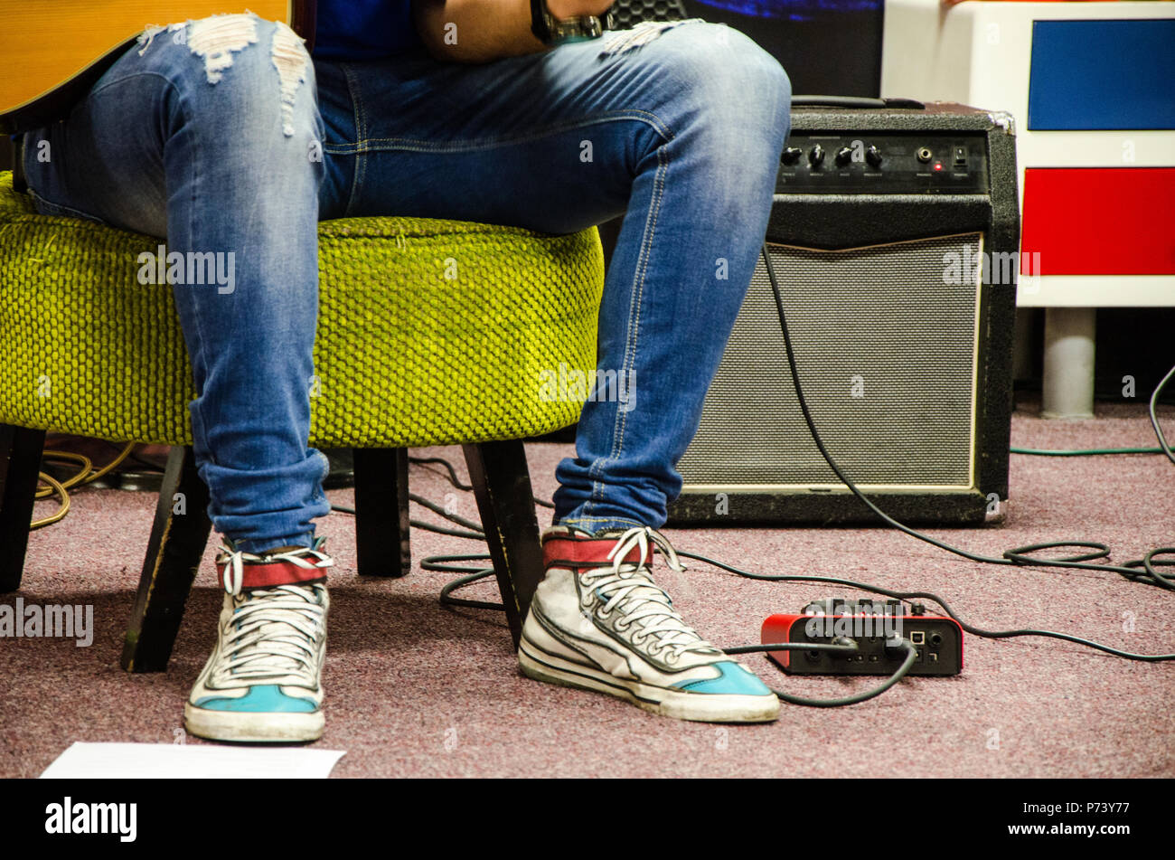Acoustic amplification hi-res stock photography and images - Alamy