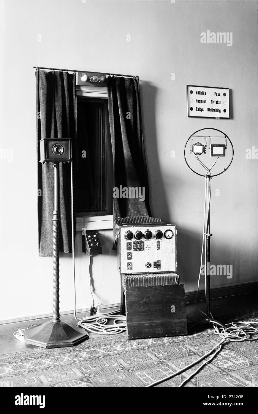 1920s radio microphone hi-res stock photography and images - Alamy