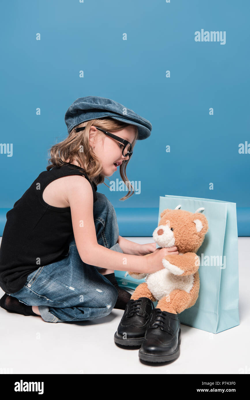 pretty casual kid girl playing with teddy bear Stock Photo - Alamy