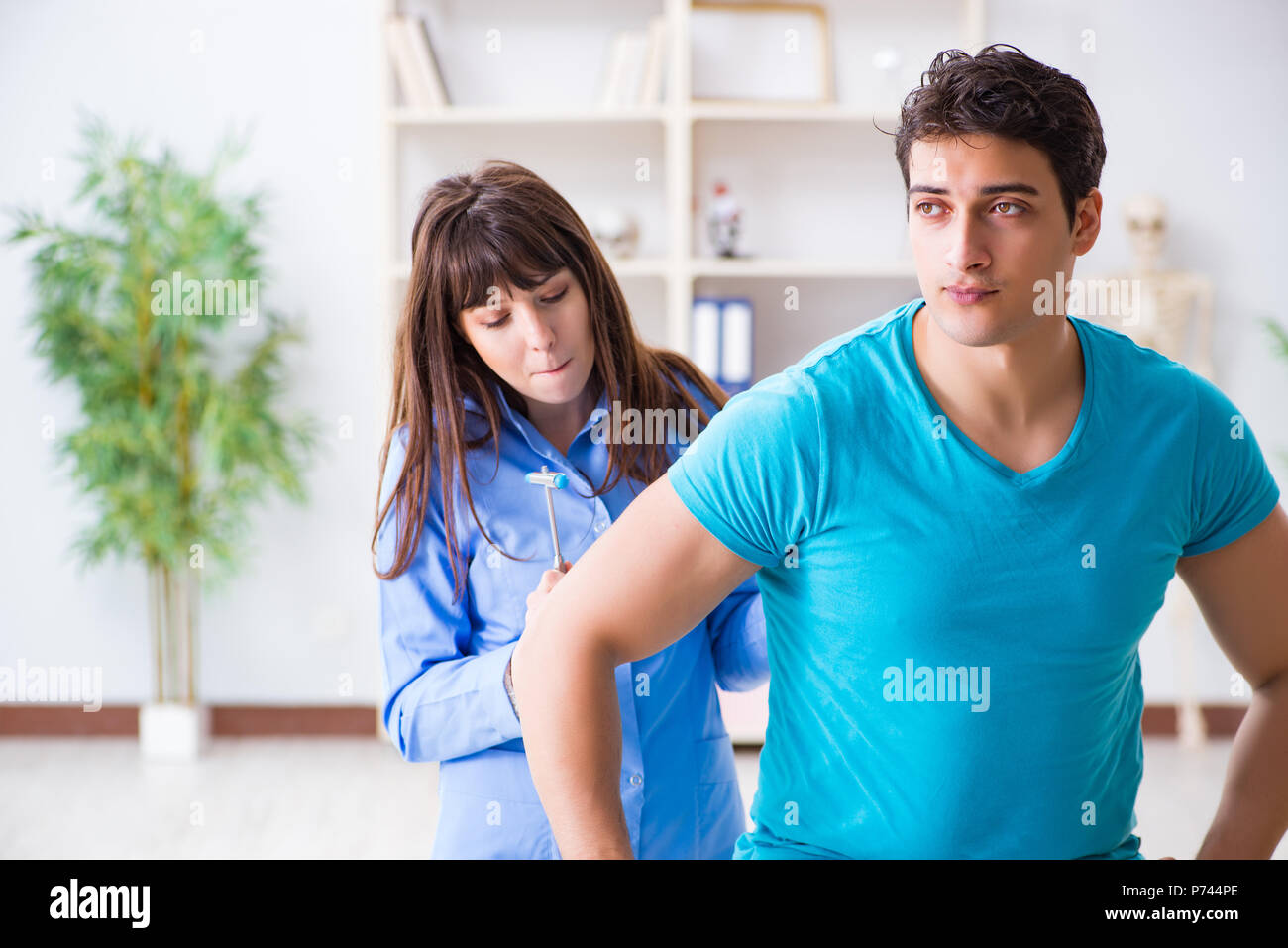 Doctor checking nerve reflexes with hammer Stock Photo - Alamy