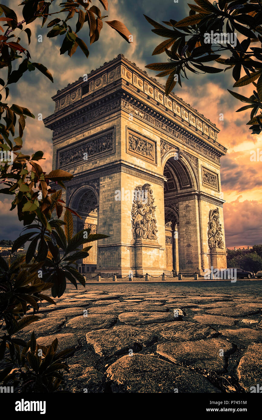 The champs elysees and arc de triomphe at night hi-res stock ...