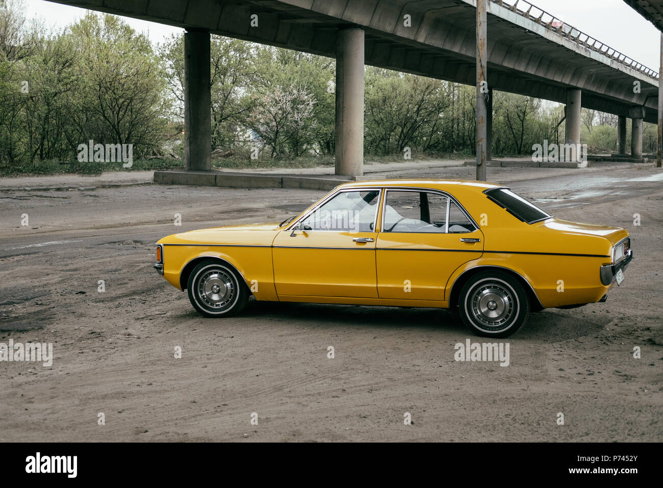Car under bridge hi-res stock photography and images - Alamy
