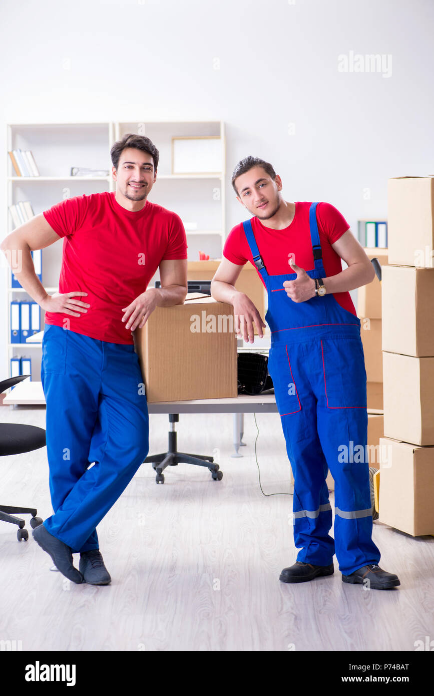 Warehouse employees carrying boxes hi-res stock photography and images ...